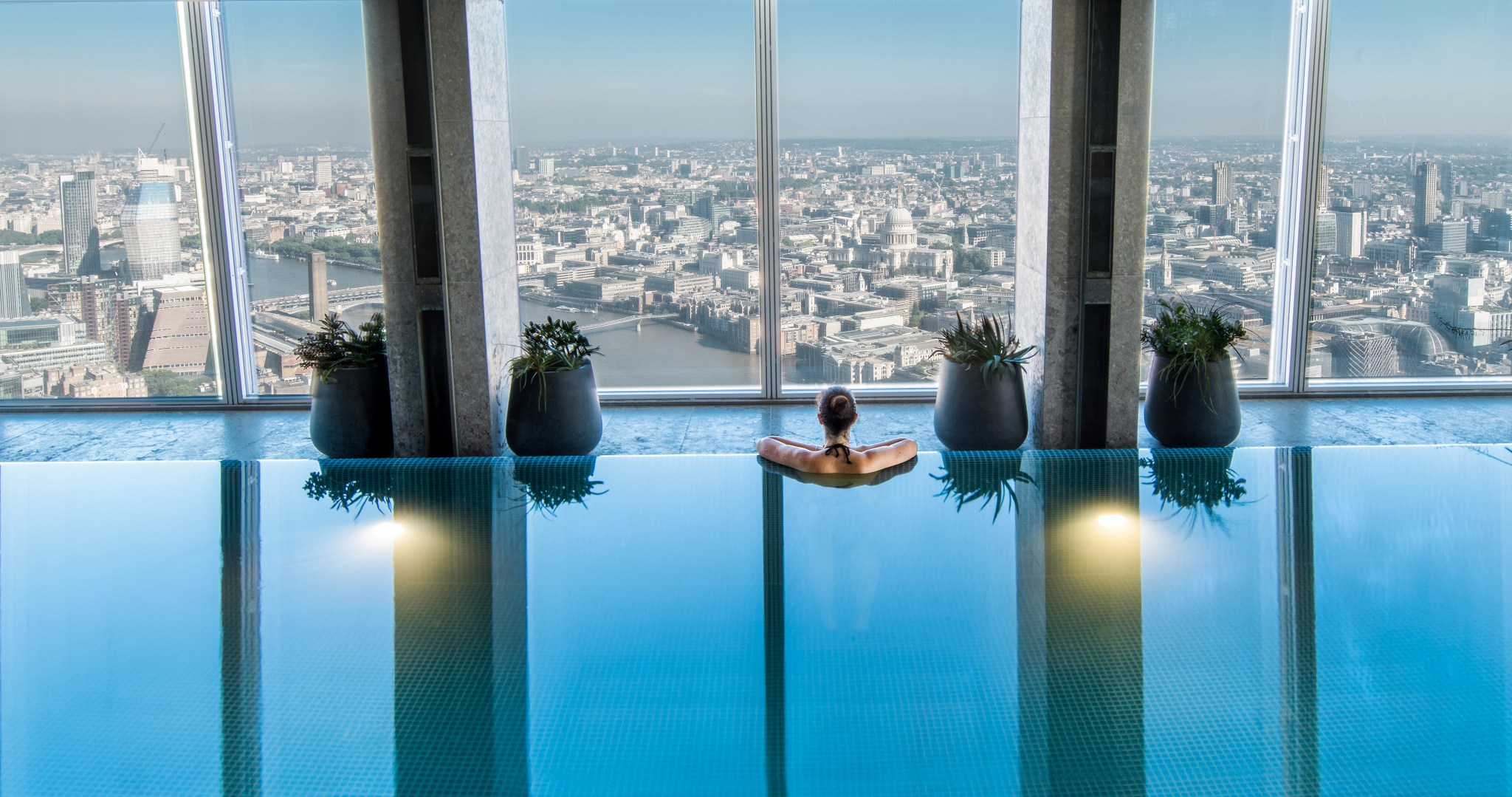 London’s 360-Degree Skyscraper Rooftop Infinity Pool - COOL HUNTING®